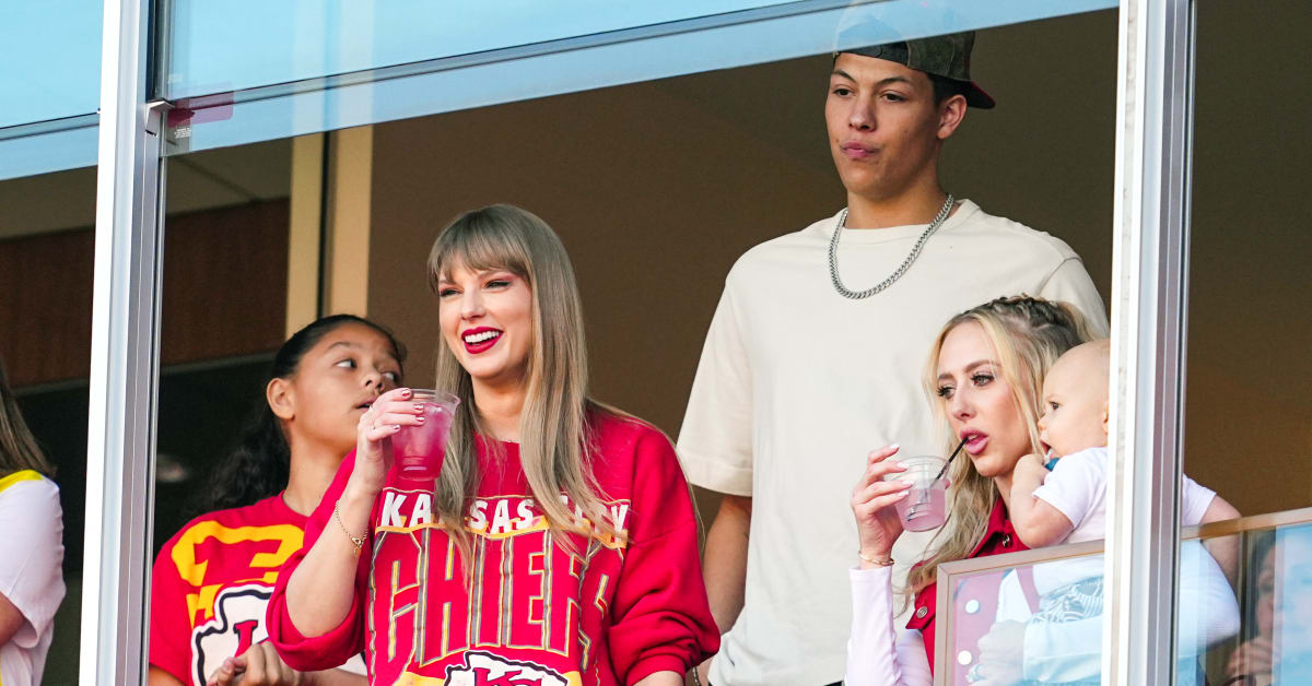 Taylor Swift has new rival for screen time at Chiefs game in viral ...