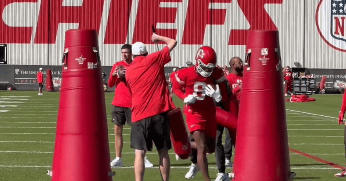 First look at new Chiefs WR DeAndre Hopkins working in Thursday's ...