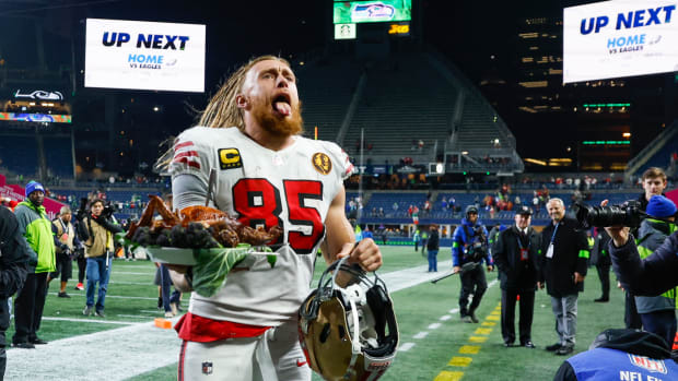 George Kittle shares turkey with fans after the 49ers' Thanksgiving win