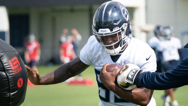 Tennessee Titans star tight end joins a pick up football game while ...