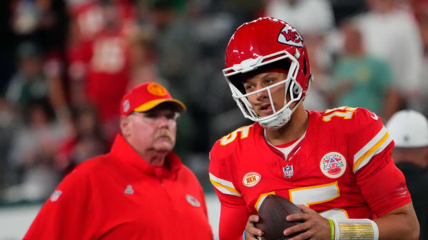Chiefs' Patrick Mahomes visits crazy corn maze in the shape of Andy Reid