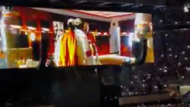 Vols legend Peyton Manning goes retro during walk out with Morgan Wallen