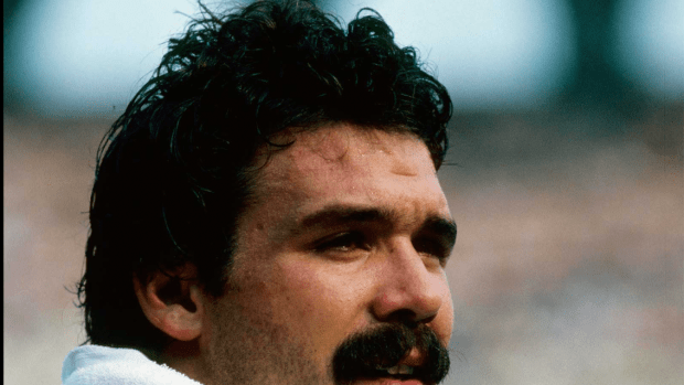 Former Patriots tight end Russ Francis killed in plane crash