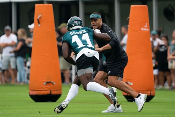 Eagles to retain wide receivers coach Aaron Moorehead