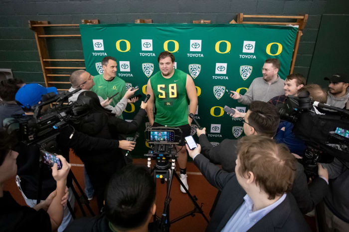 Bears' strong contingent of personnel & coaches at Oregon's Pro Day ...