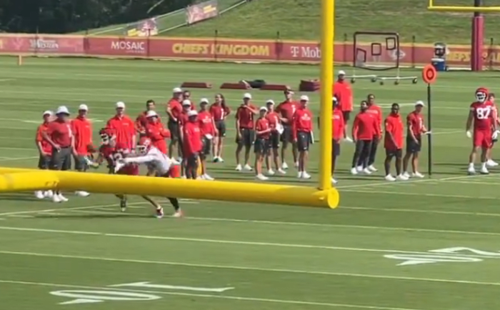 Chiefs rookie dazzles with spectacular one-handed catch during Day 4 of ...