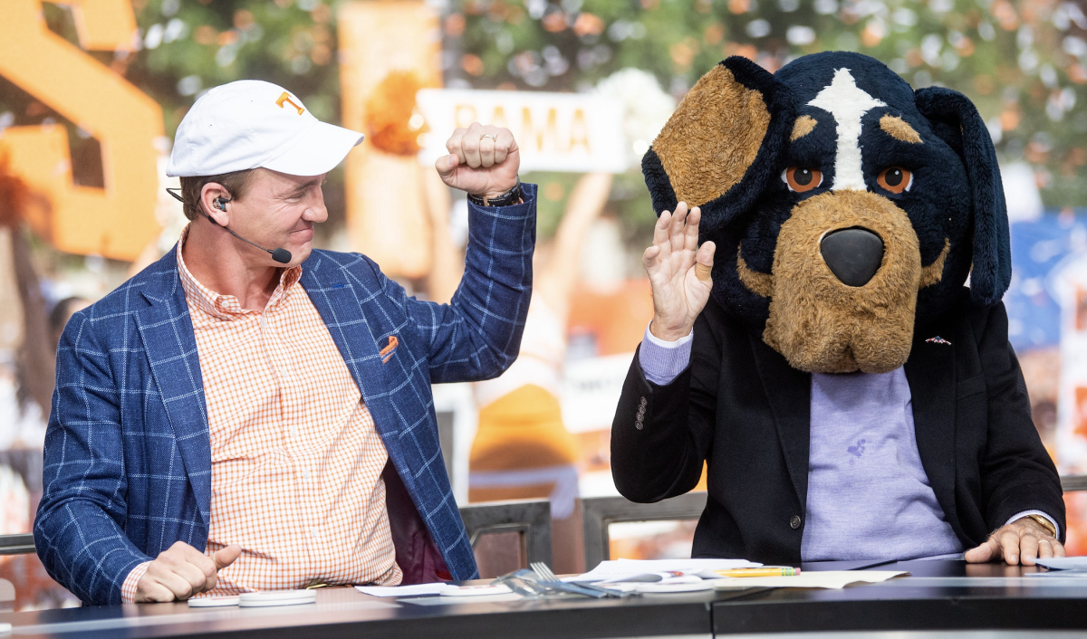 Look: Peyton Manning makes it to the Vols' locker room for a cigar with ...