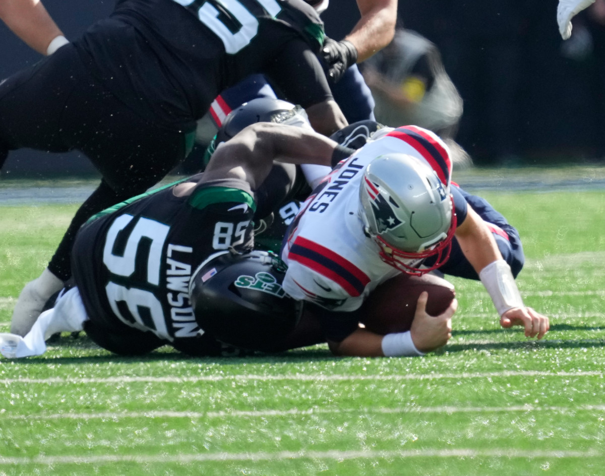 Carl Lawson Reworks Deal to Stay With the Jets