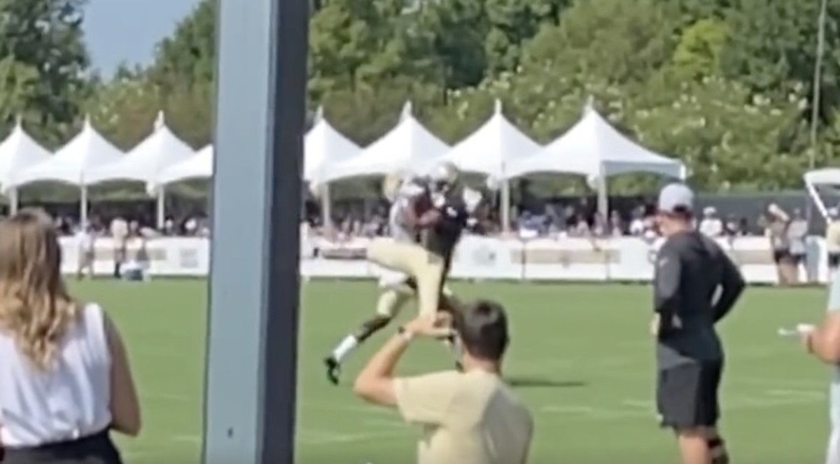Saints WR Michael Thomas makes circus catch during training camp practice