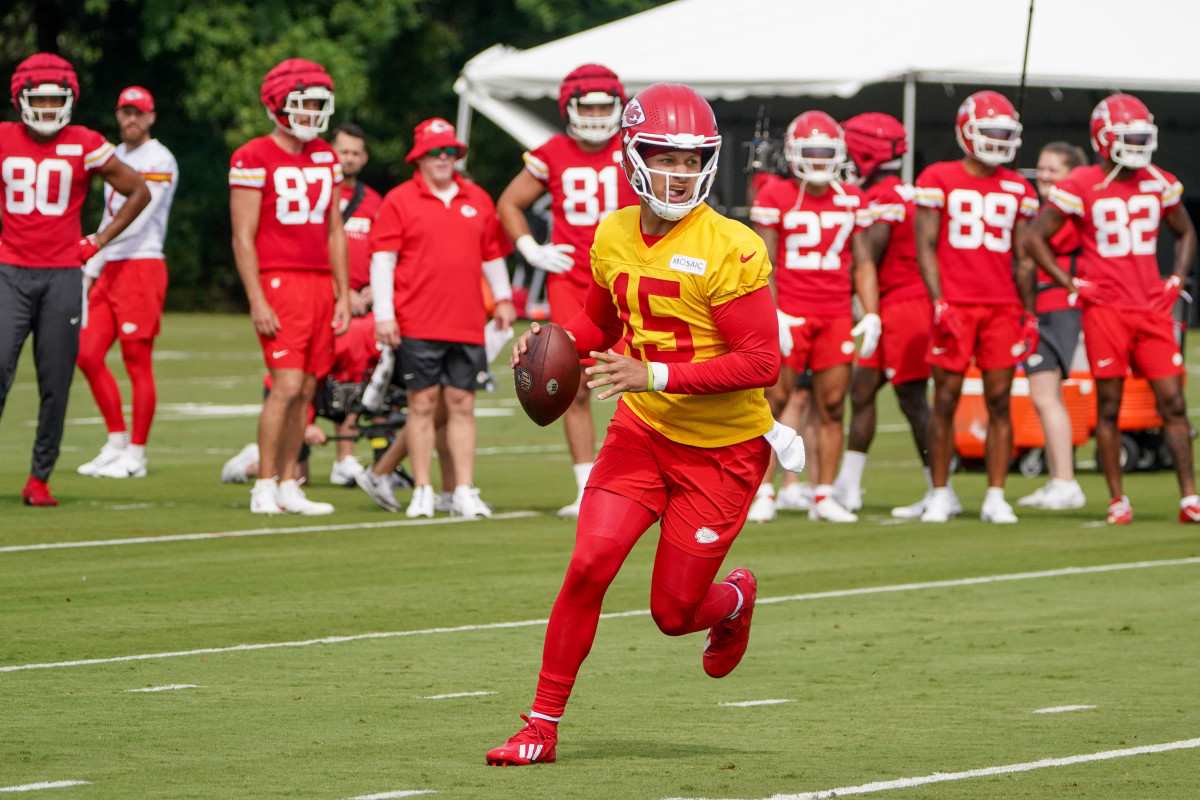 Patrick Mahomes completes epic behind-the-back pass in Chiefs team drills