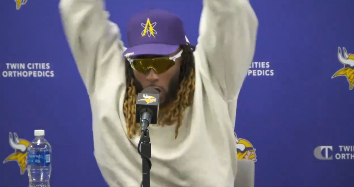 Aaron Jones sings fight song Skol during first Vikings press conference