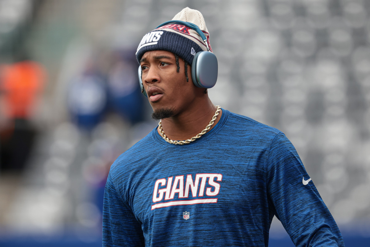 New York Giants re-sign former first-round linebacker Isaiah Simmons to ...