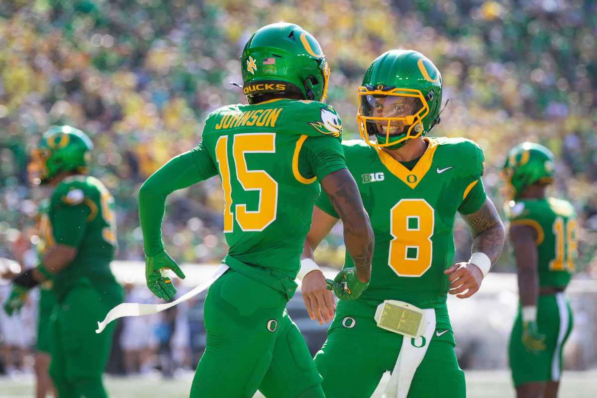 Oregon Ducks quarterback Dillon Gabriel is off to a hot start as he ...