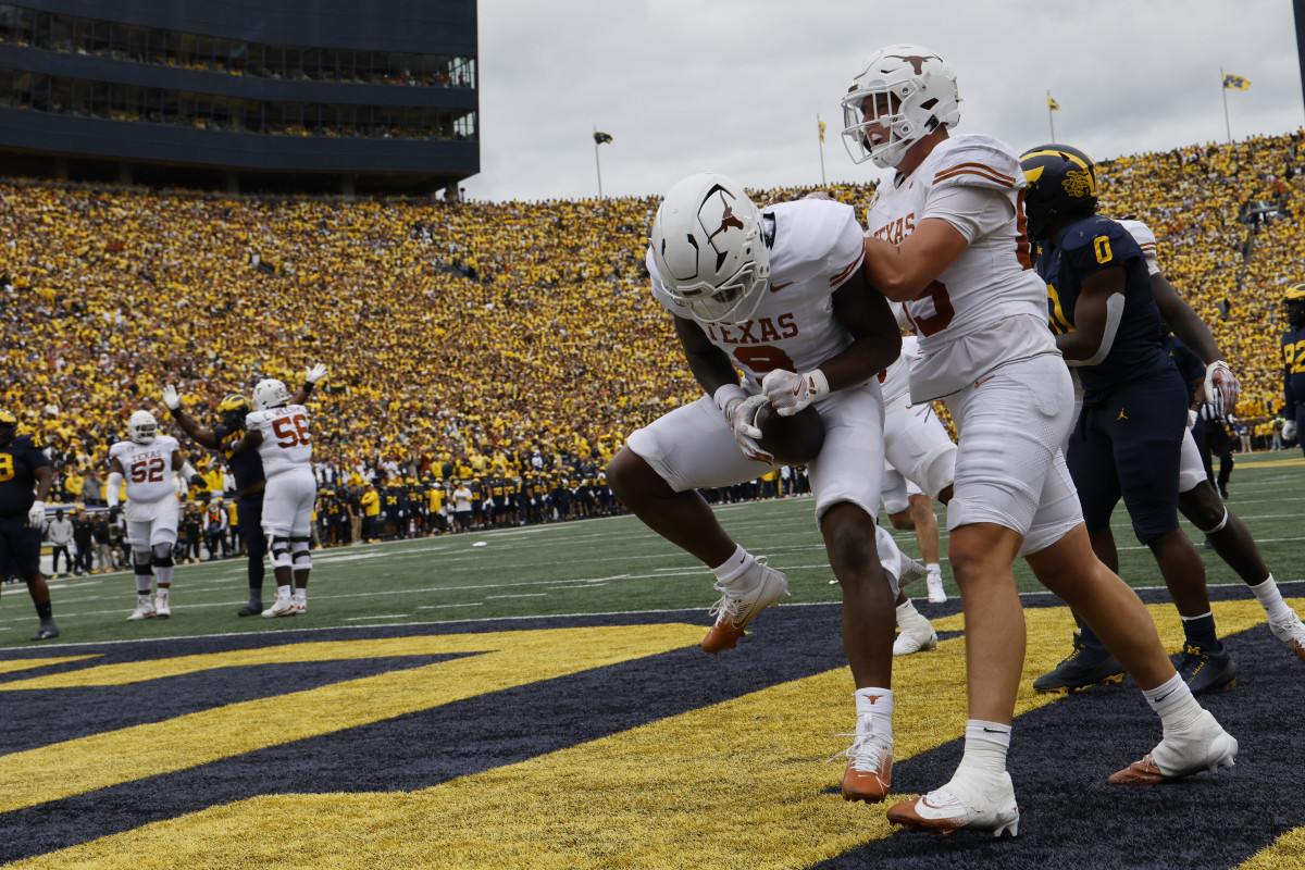 Texas football fans take over Michigan Stadium, sing ‘The Eyes of Texas ...