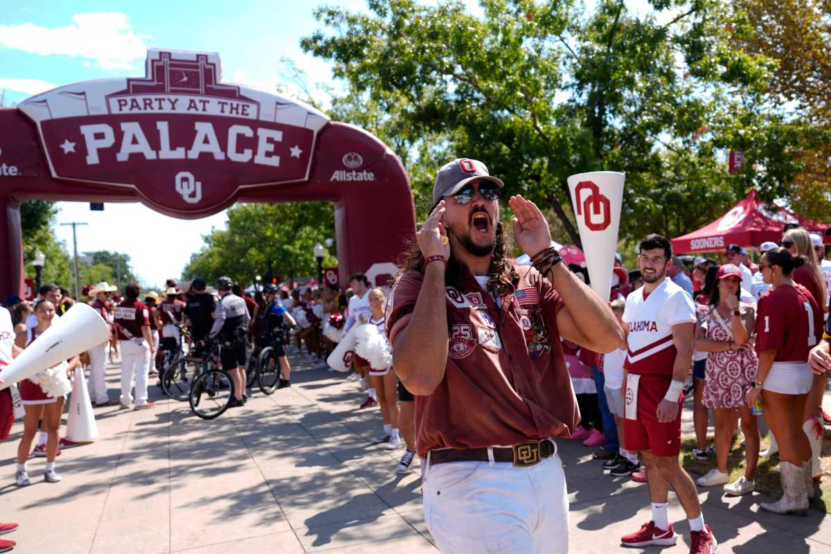 Oklahoma Sooners' stud is hoping that a legend can help the team out on ...