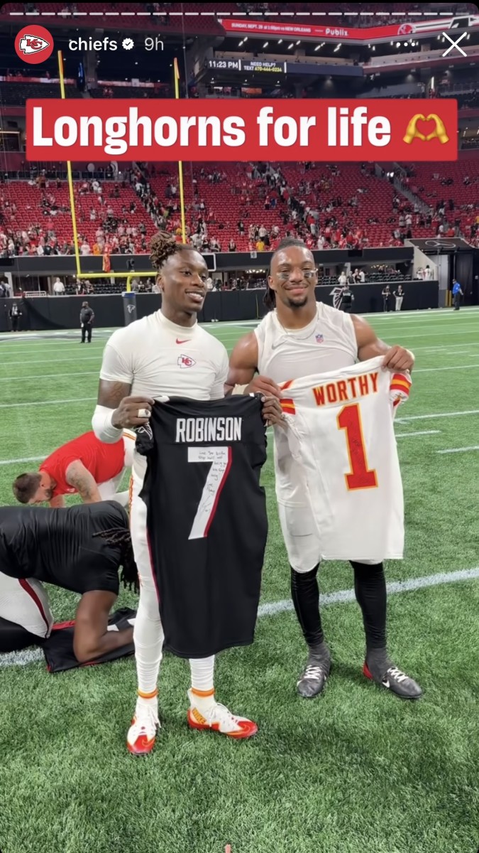 Bijan Robinson, Xavier Worthy share special moment as Texas Longhorns ...