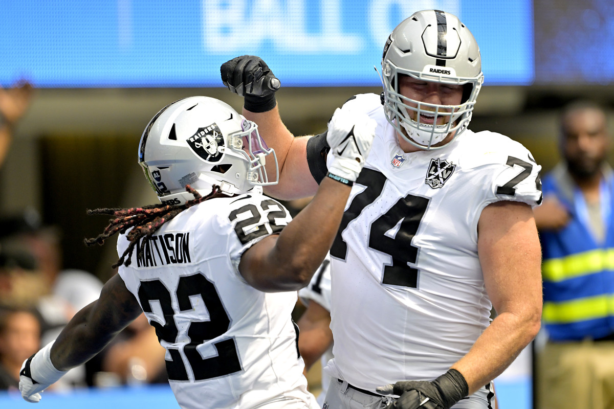 Las Vegas Raiders veteran won an award for Week 4 and he hasn't even ...