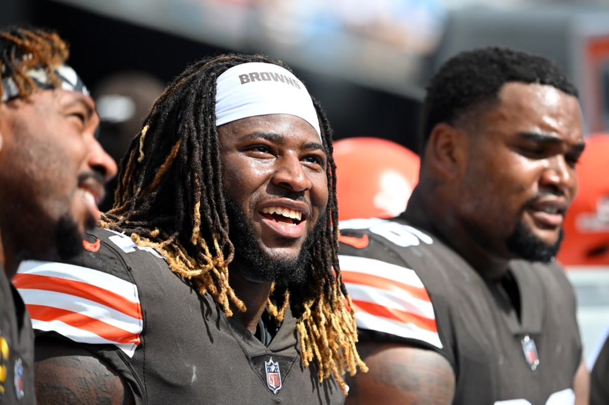 Browns DE Alex Wright returns to practice, avoids IR