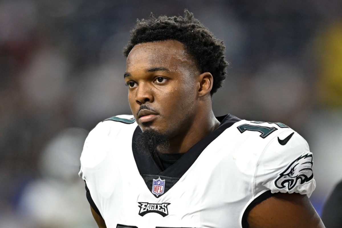 Eagles' LB Dean wearing walking boot: report