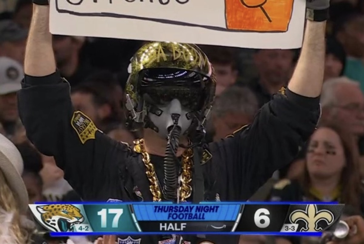 Saints fan goes viral for hilarious sign about struggling offense