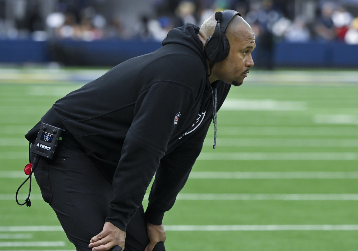 Las Vegas Raiders head coach Antonio Pierce gives update on starting quarterback situation and ...