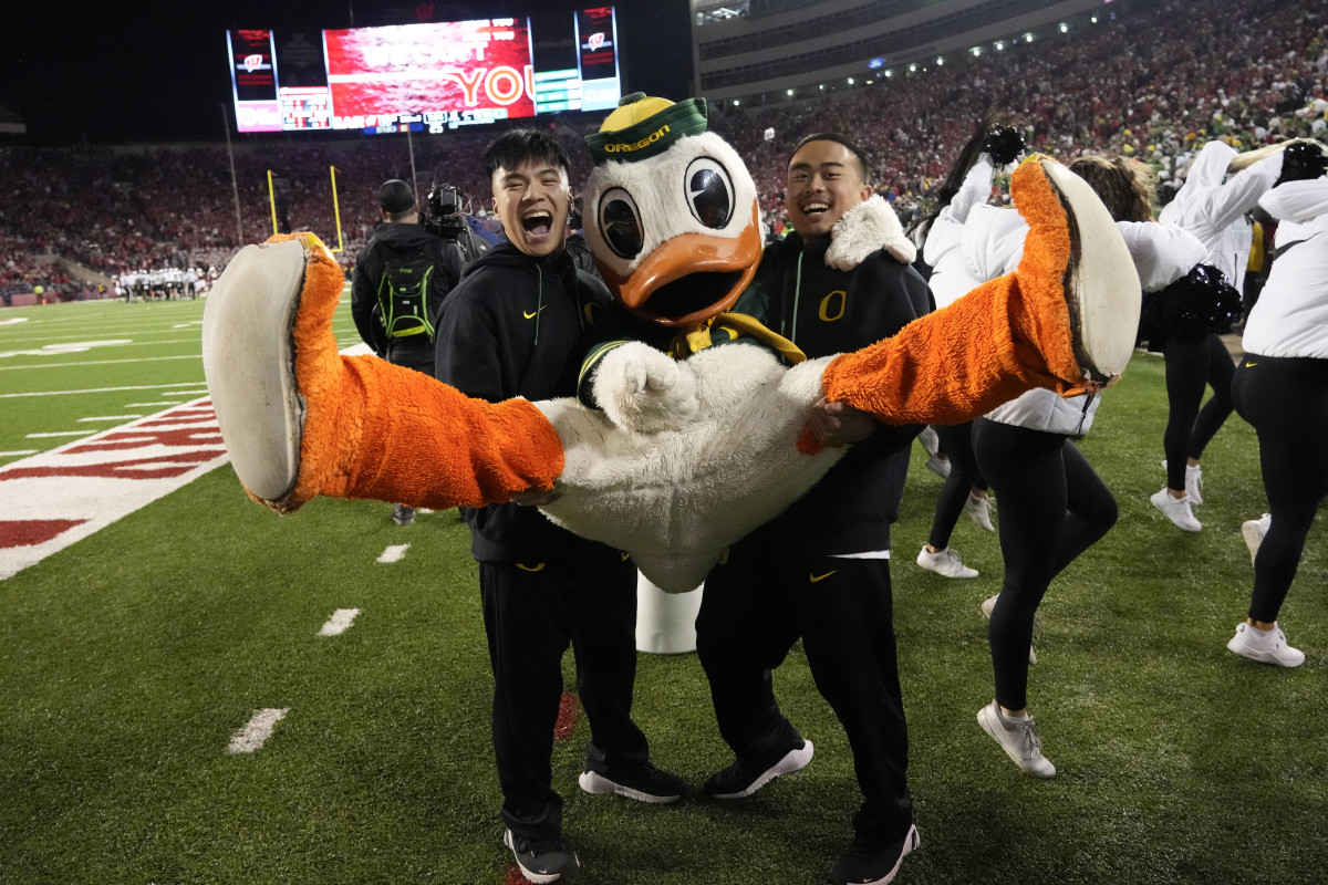 Oregon Ducks mascot trolls Washington Husky ahead of rivalry week ...
