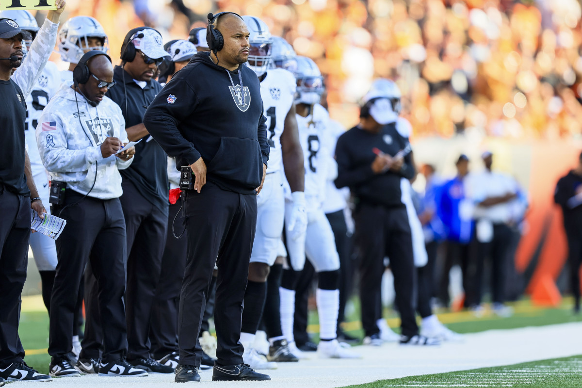 Las Vegas Raiders head coach Antonio Pierce just told on himself regarding a roster mistake he ...