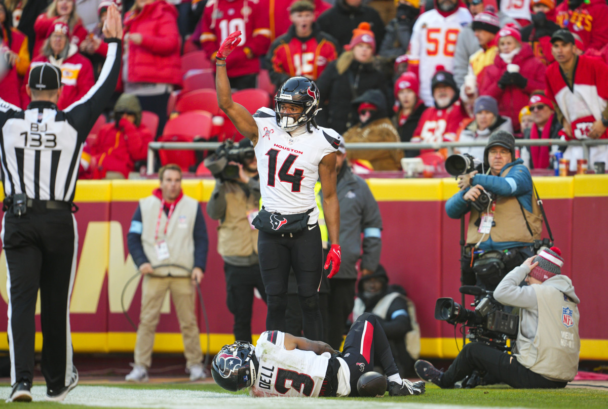 Texans WR Tank Dell diagnosed with dislocated kneecap, but accompanying ...