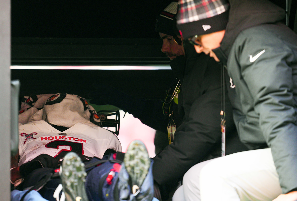 Texans WR Tank Dell diagnosed with dislocated kneecap, but accompanying ...