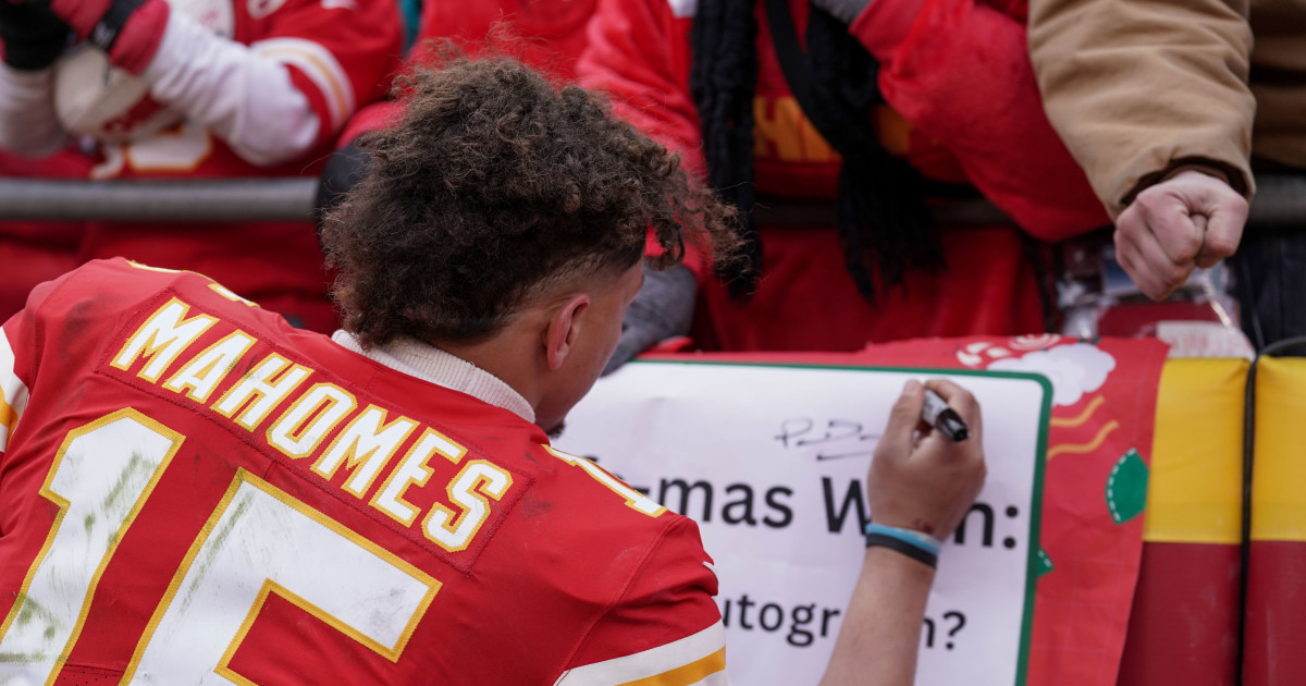 Patrick Mahomes makes dreams come true for young Chiefs fans - A to Z ...