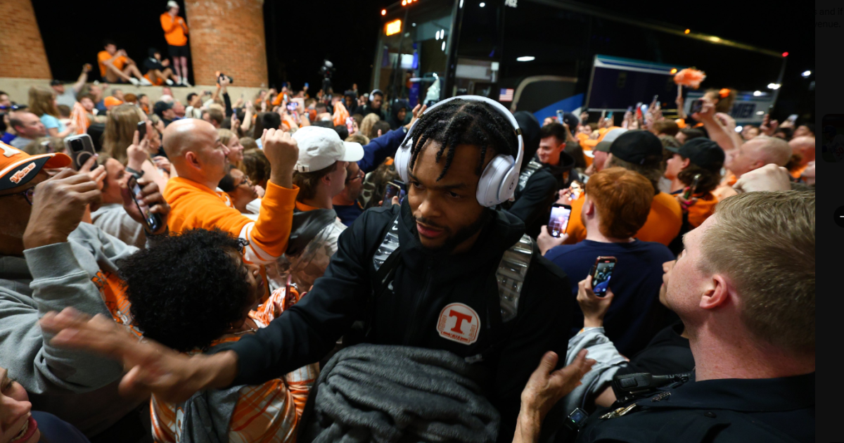 Tennessee Vols fans show up in force to welcome players home on Sunday ...