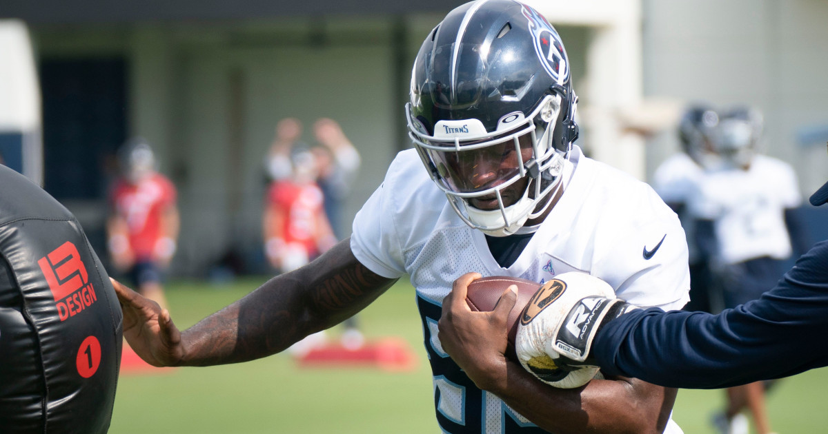 Tennessee Titans star tight end joins a pick up football game while ...