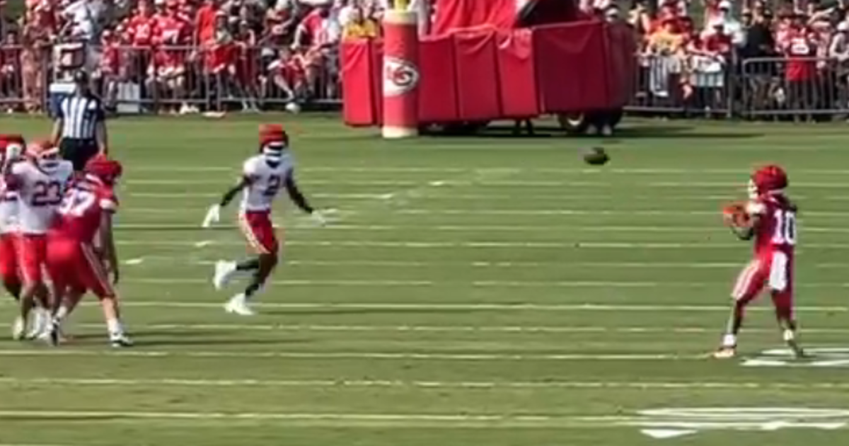 KC Chiefs' Travis Kelce practices signature play with Isiah Pacheco ...