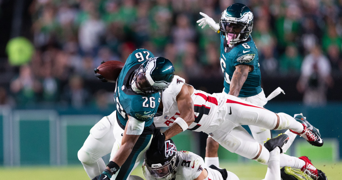 Saquon Barkley reacts to costly dropped pass in Eagles' 22-21 MNF loss ...