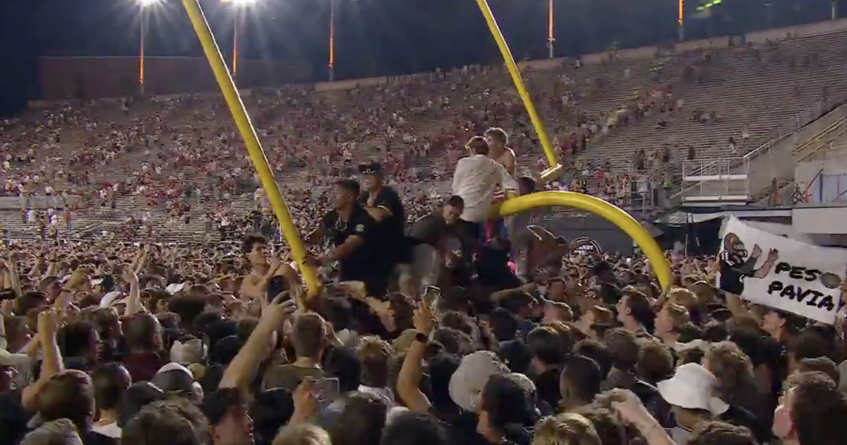 Texas Longhorns fans have strong opinions on storming the field like ...