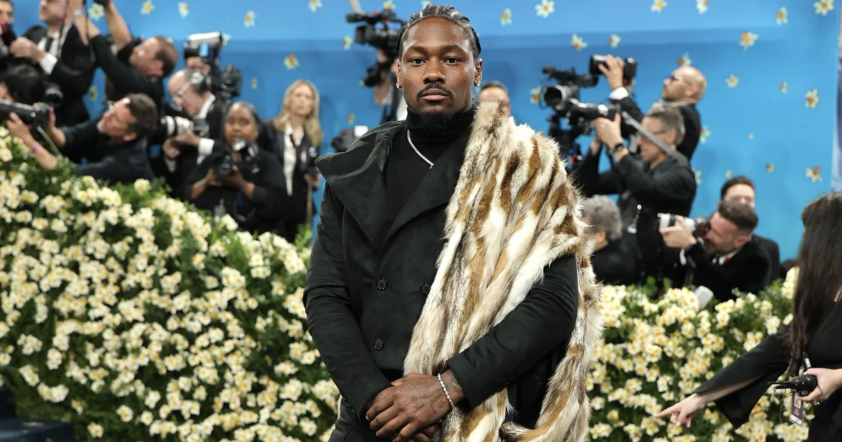 Patriots WR Stefon Diggs sits courtside with Cardi B at Celtics-Knicks ...