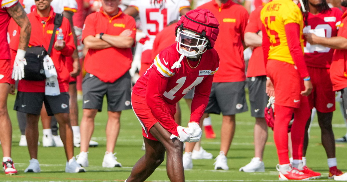 Chiefs announce a flurry of roster moves following injuries to Jaylen ...
