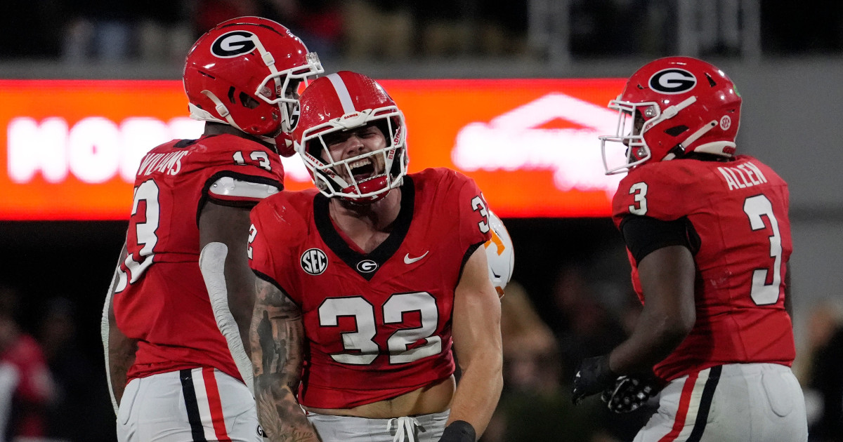 Georgia HC Kirby Smart hands Chaz Chambliss his flowers following big outing vs Tennessee - A to ...