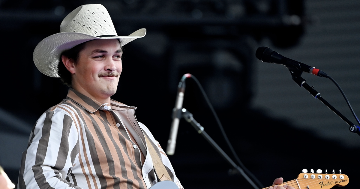 Country music star goes viral for playing Rocky Top in front of a bunch ...