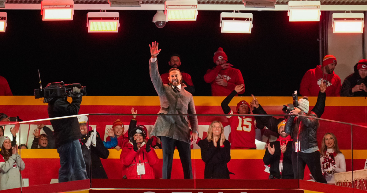 Former Chiefs QB Alex Smith shoots down offensive coordinator rumors ...