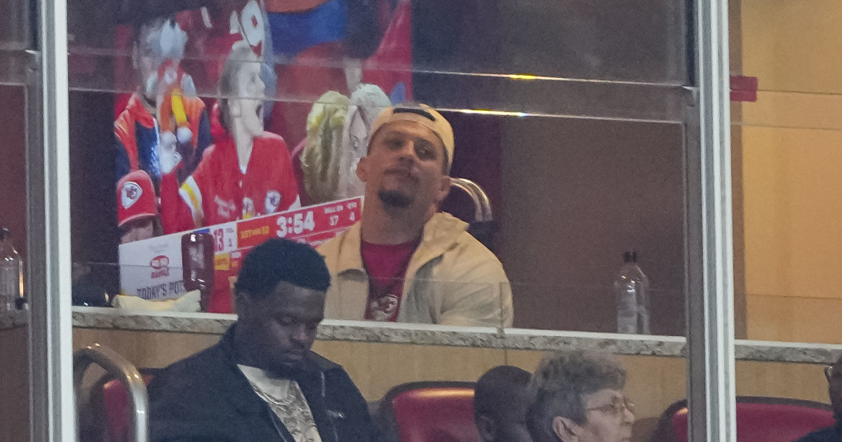 Chiefs QB Patrick Mahomes will retain a playoff record this season that ...