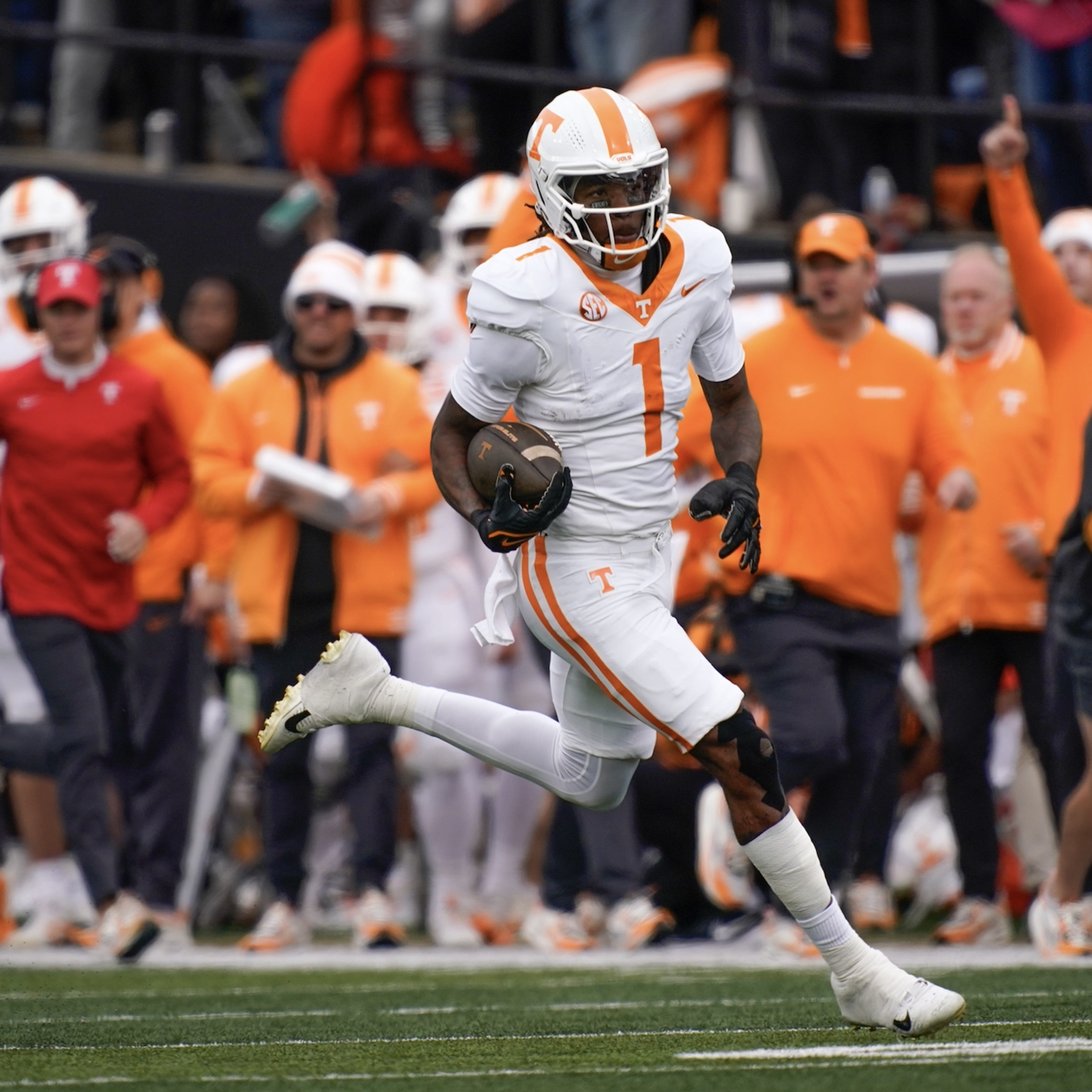 Tennessee Vols predicted to steal key recruit from College Football ...