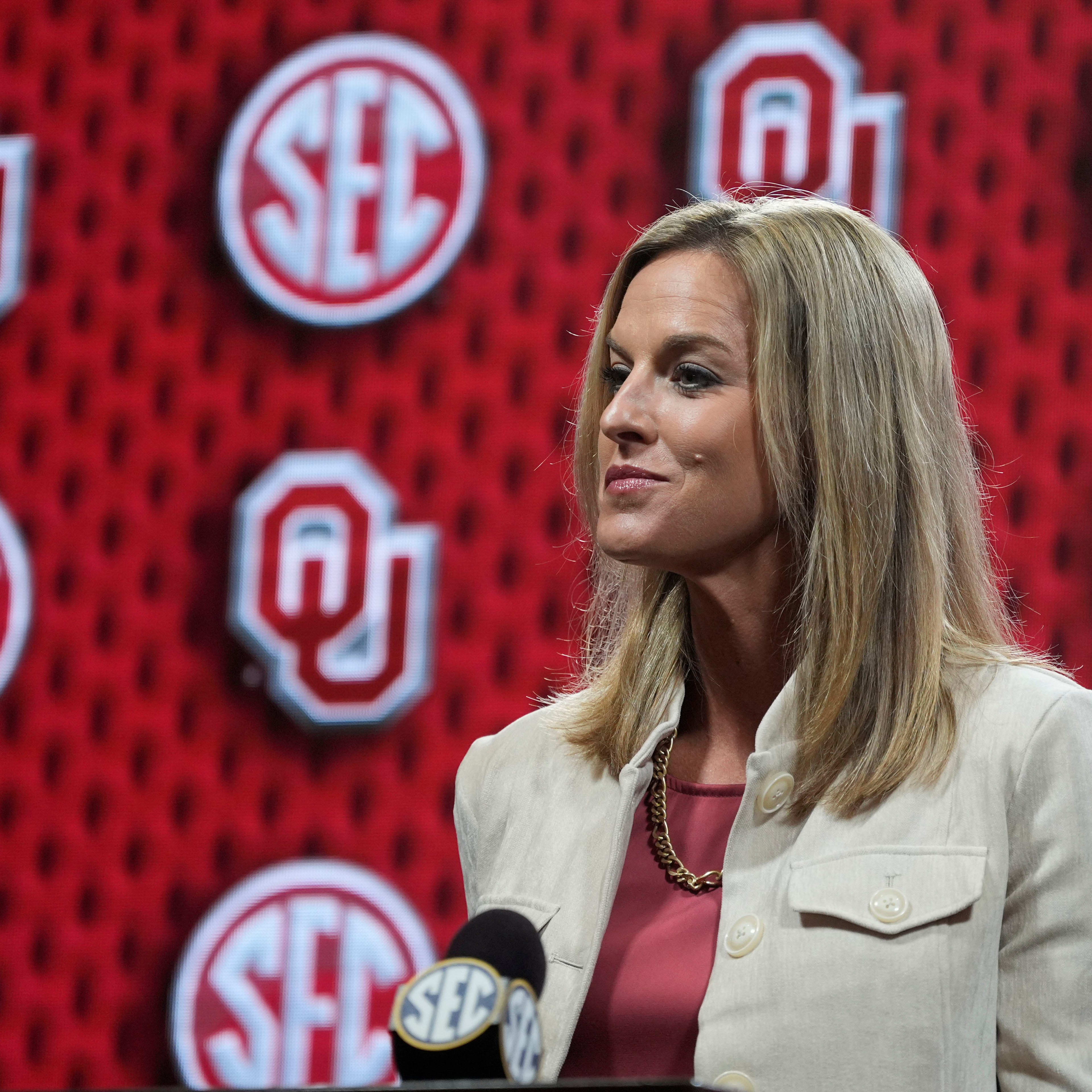 Three picks, no answers: Texas completely shuts down Bryce Underwood in ...