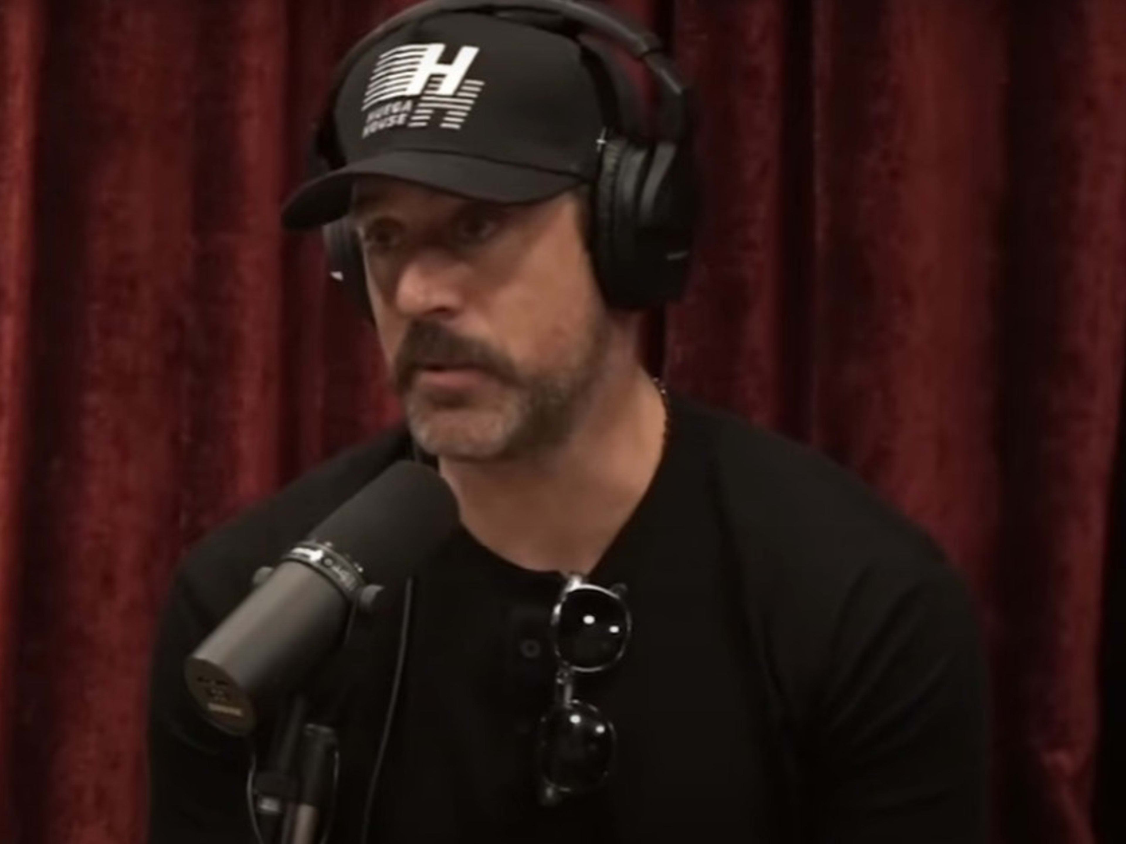 Aaron Rodgers talks to Joe Rogan about what he can and can't do after ...