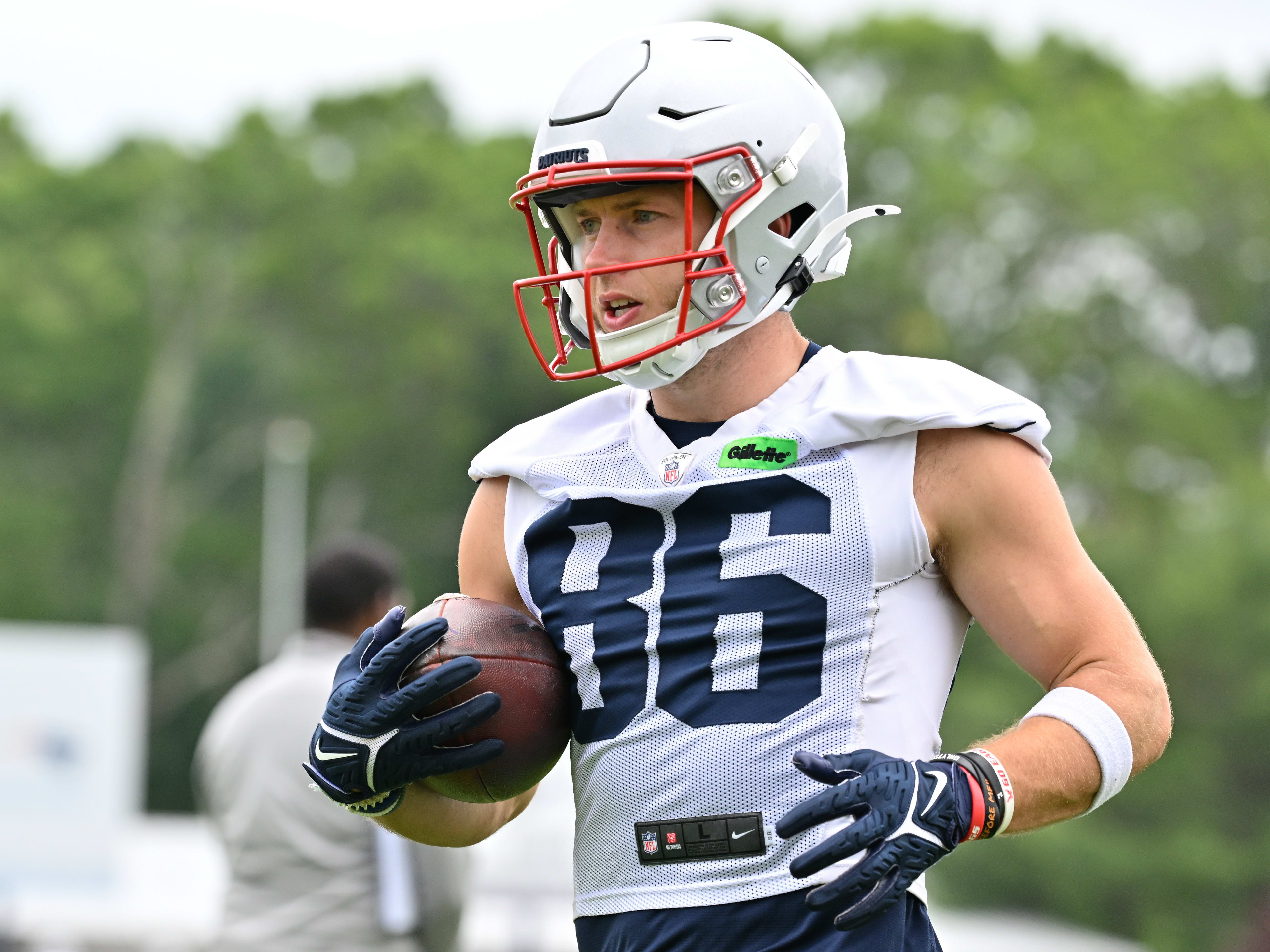 Weapon the NFL forgot to draft is already turning heads on the Patriots, and Drake Maye is ...