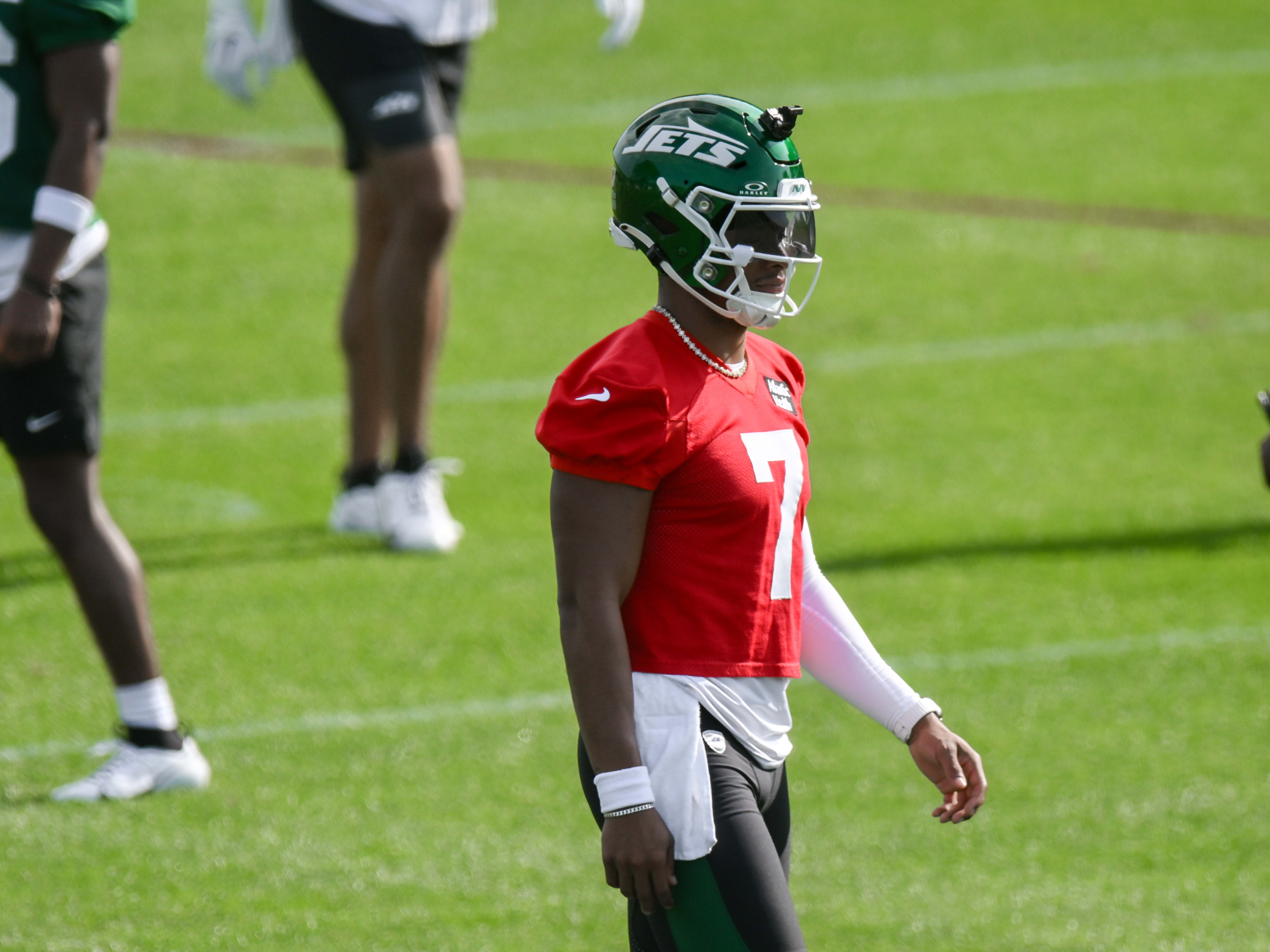 Jets' 2025 season is already off to a scary start after starting QB Justin Fields had to be ...