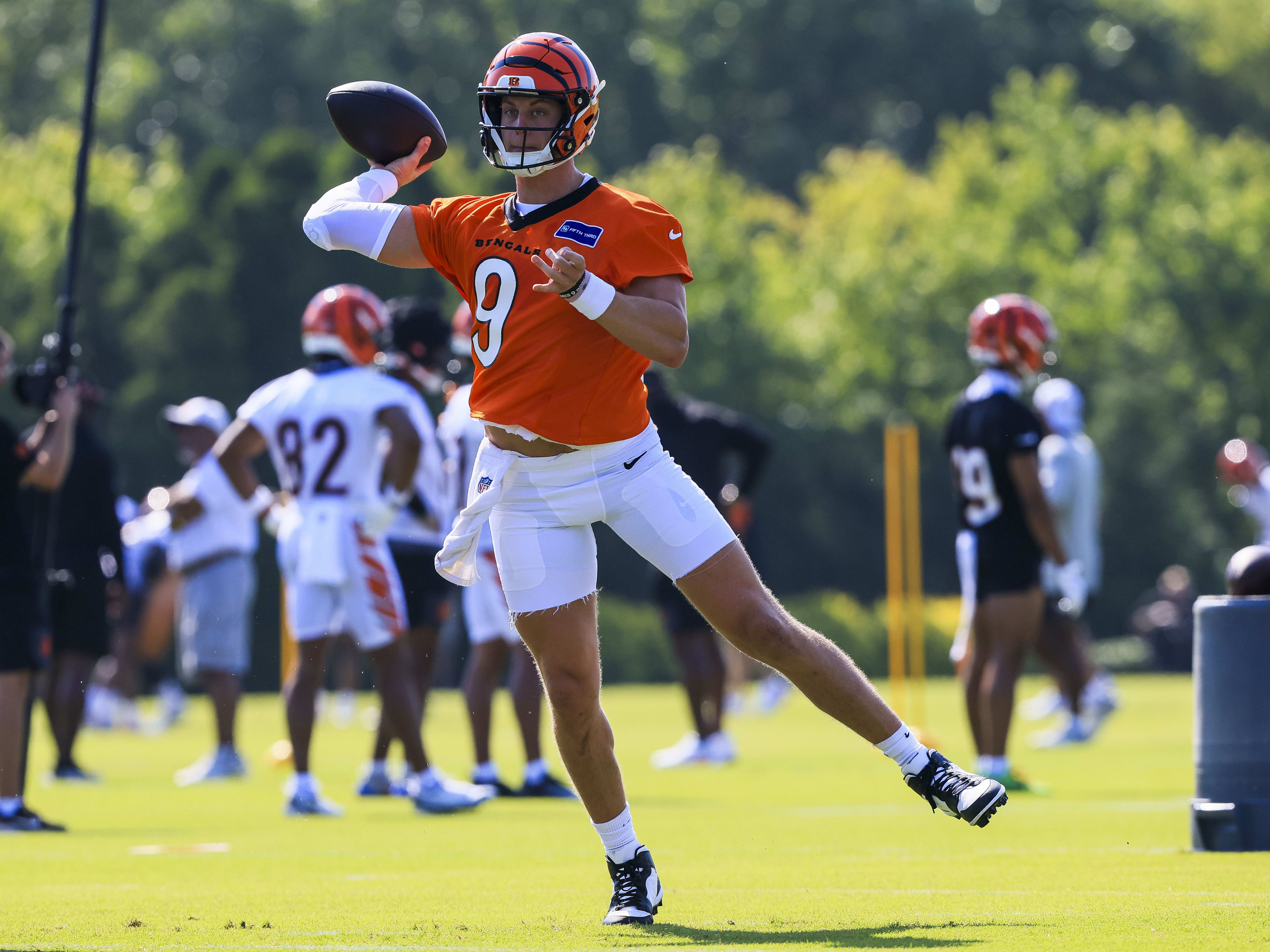 Joe Burrow follows up shaky first practice with beautiful throws on ...
