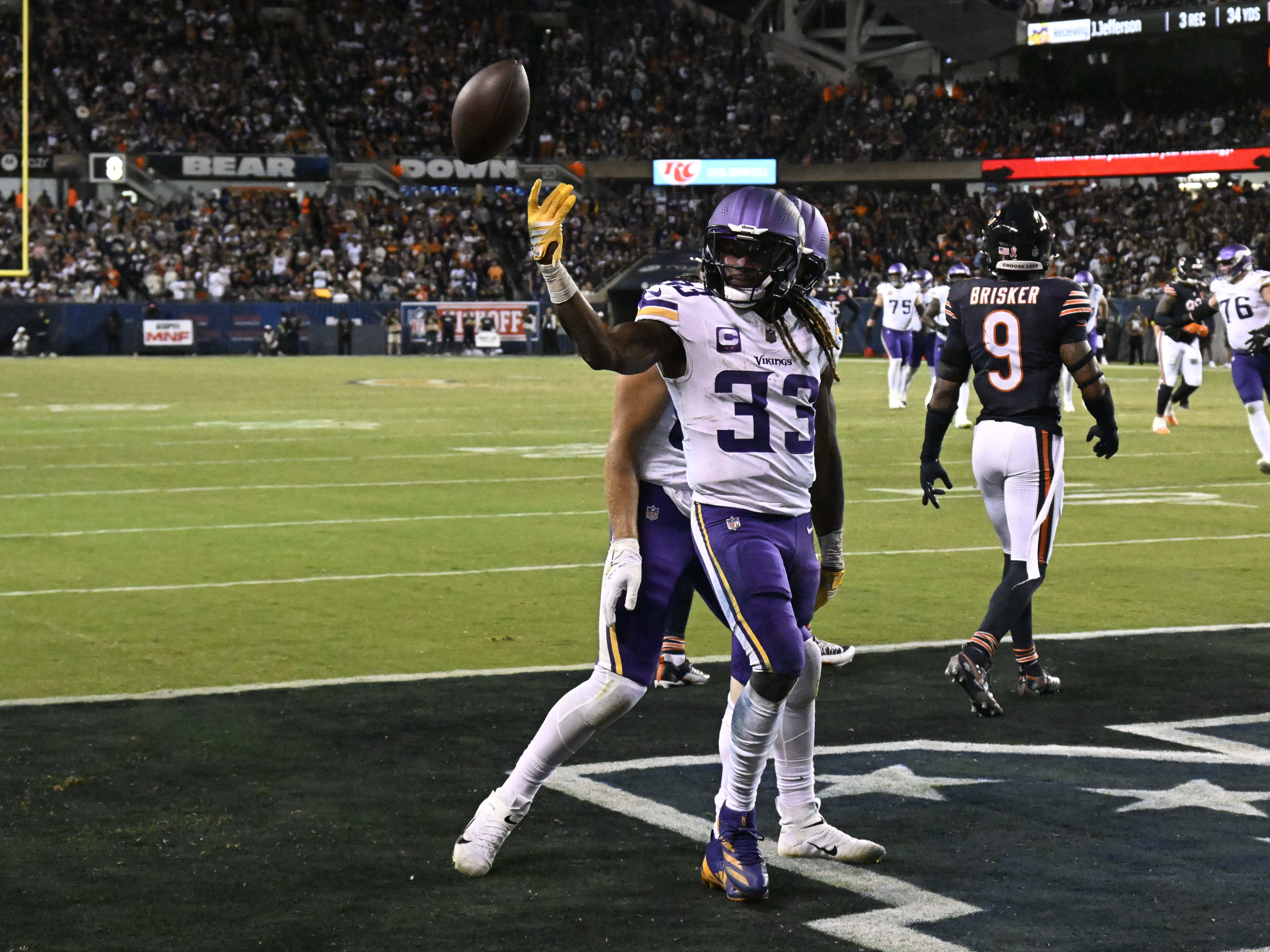 Minnesota Vikings Week 1 Snap Counts: Aaron Jones vs. Jordan Mason ...