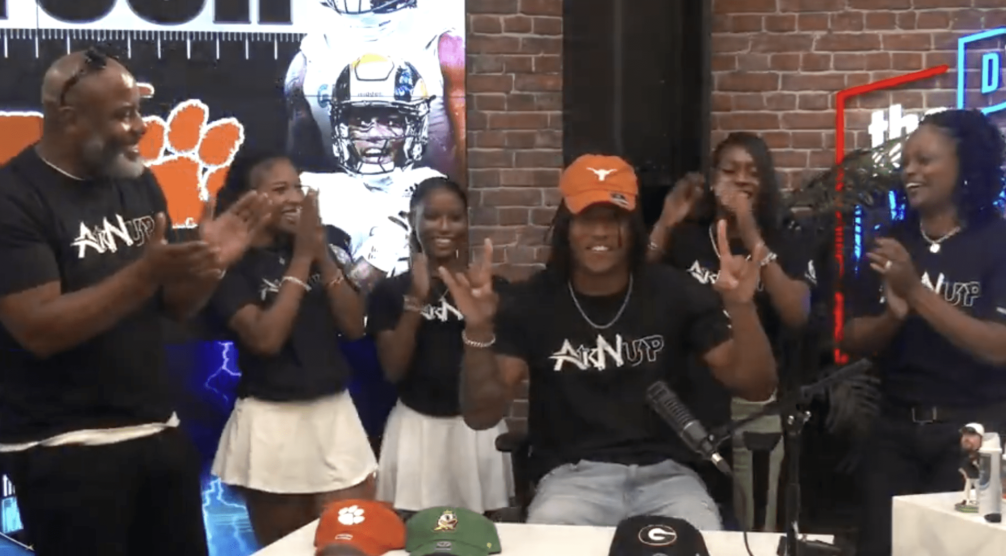 Texas Longhorns defense transformed overnight – five-star LB Tyler ...