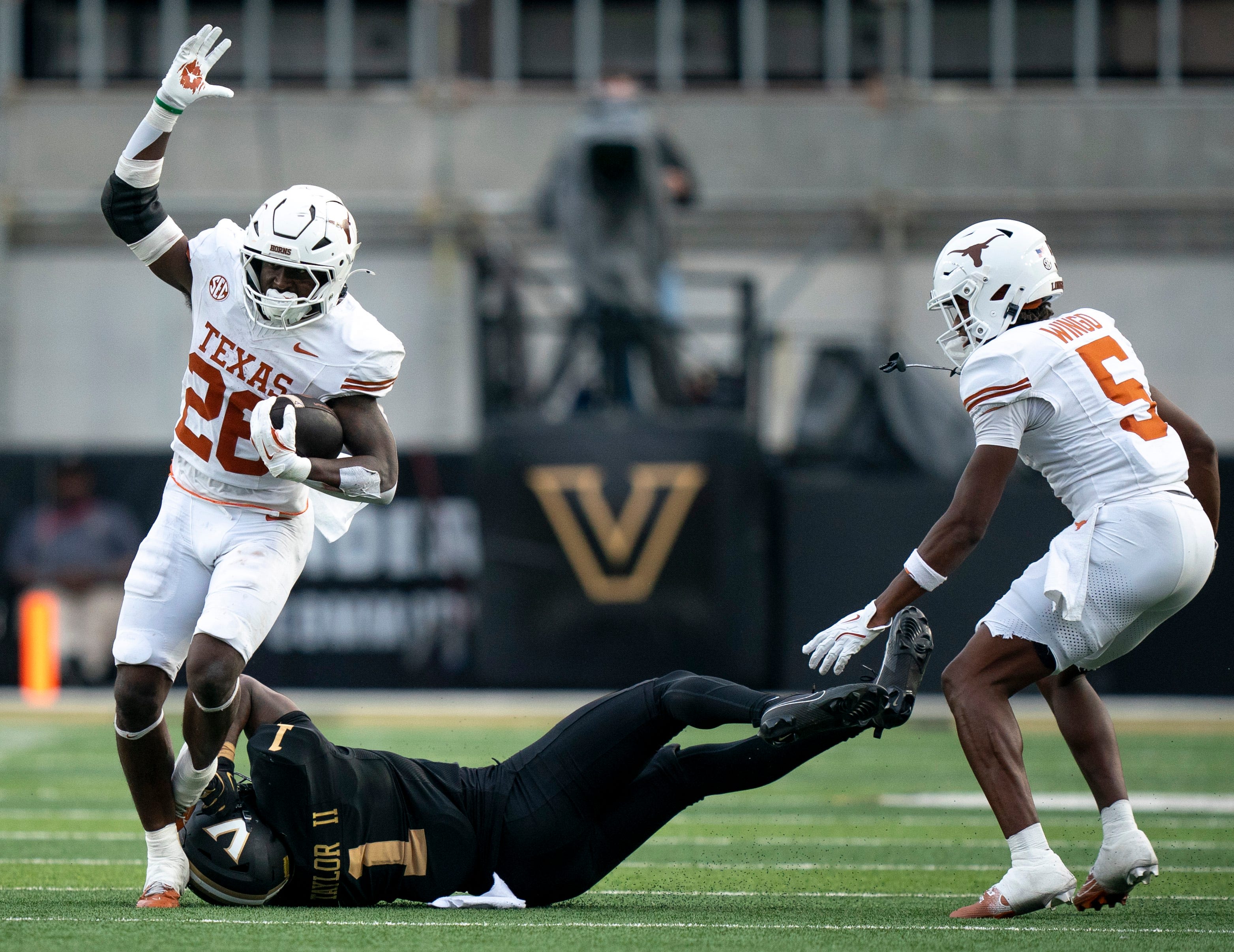 Texas football gets running game back on track with Quintrevion Wisner ...